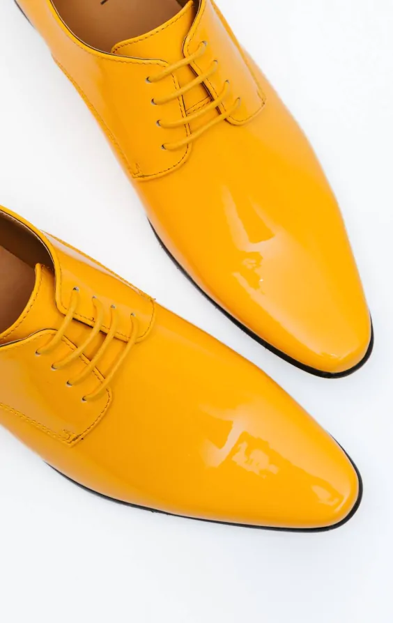 Gele moderne lakschoenen | Dobell