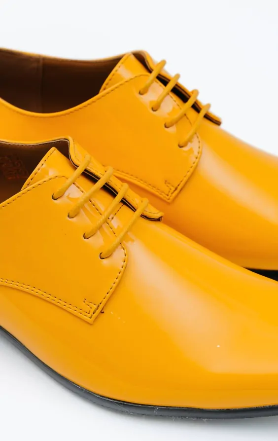 Gele moderne lakschoenen | Dobell